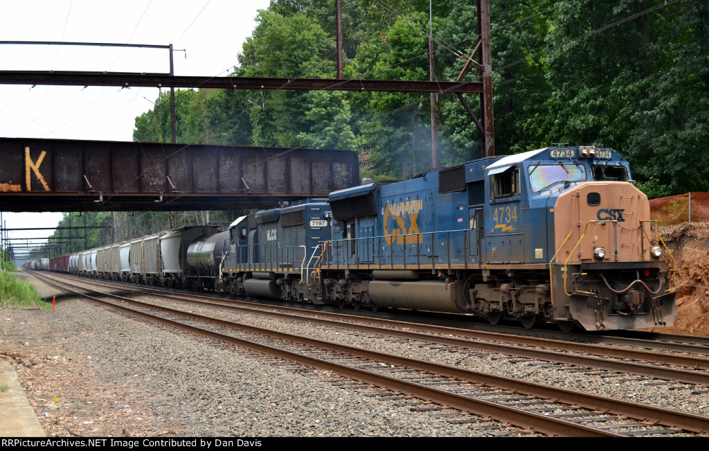 CSX SD70AC 4735/HLCX SD40-2 7197 on Q439-14